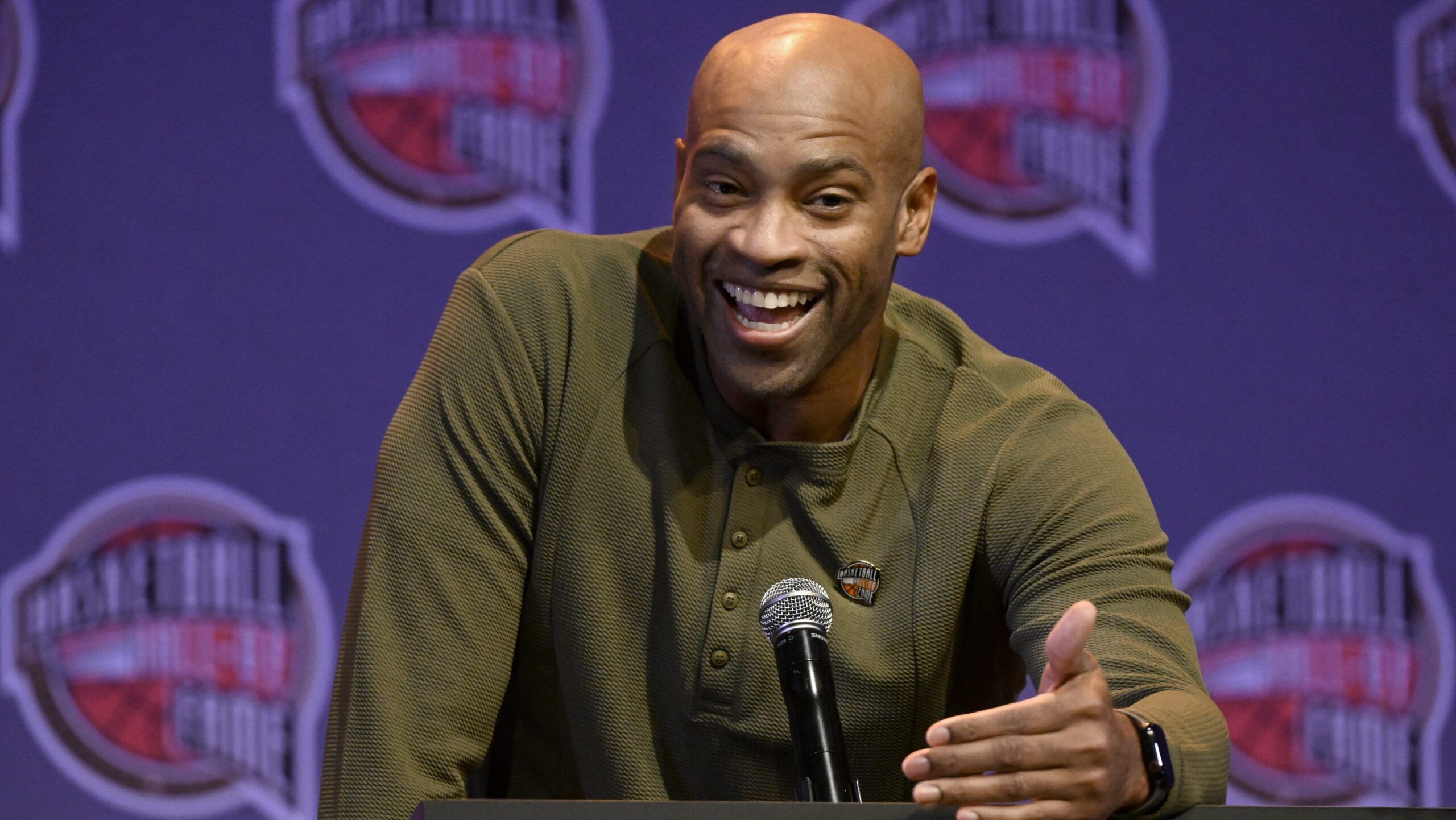 Ex-NBA stars Vince Carter, Tracy McGrady part of group seeking to buy ...