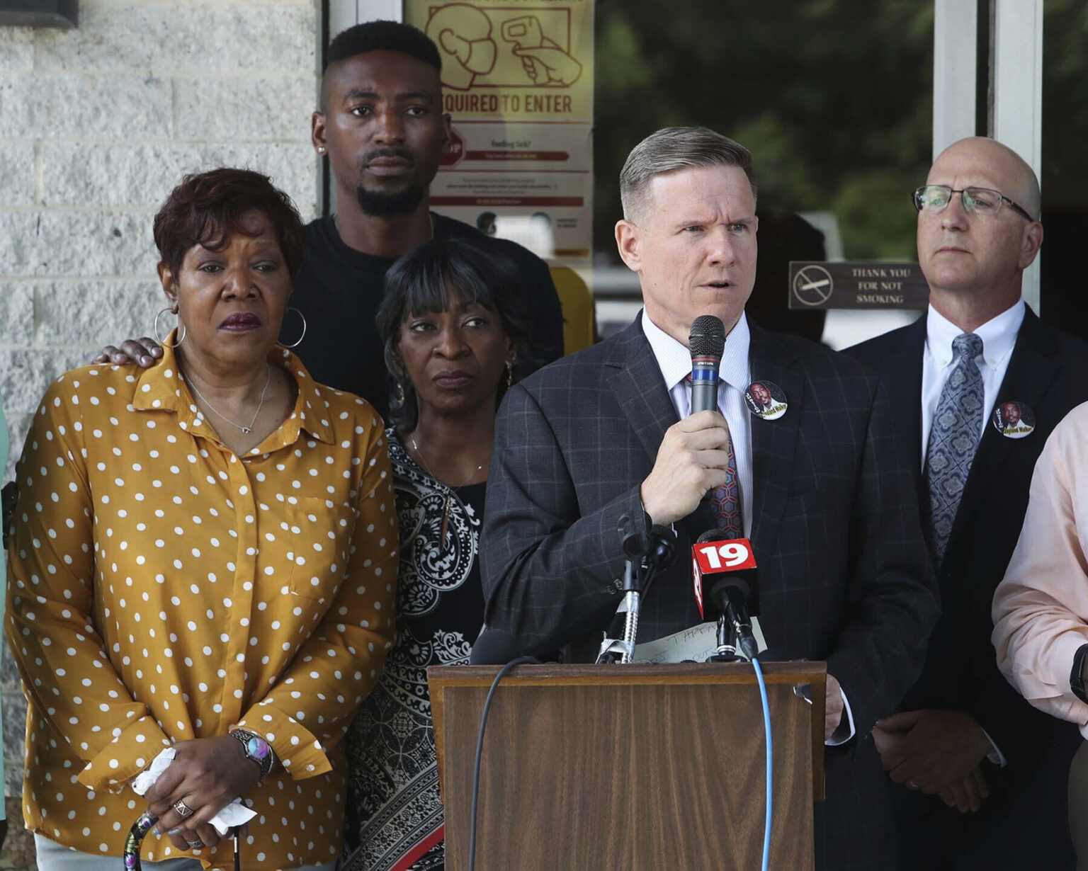 Jayland Walker's family demands more transparency, apology for police ...