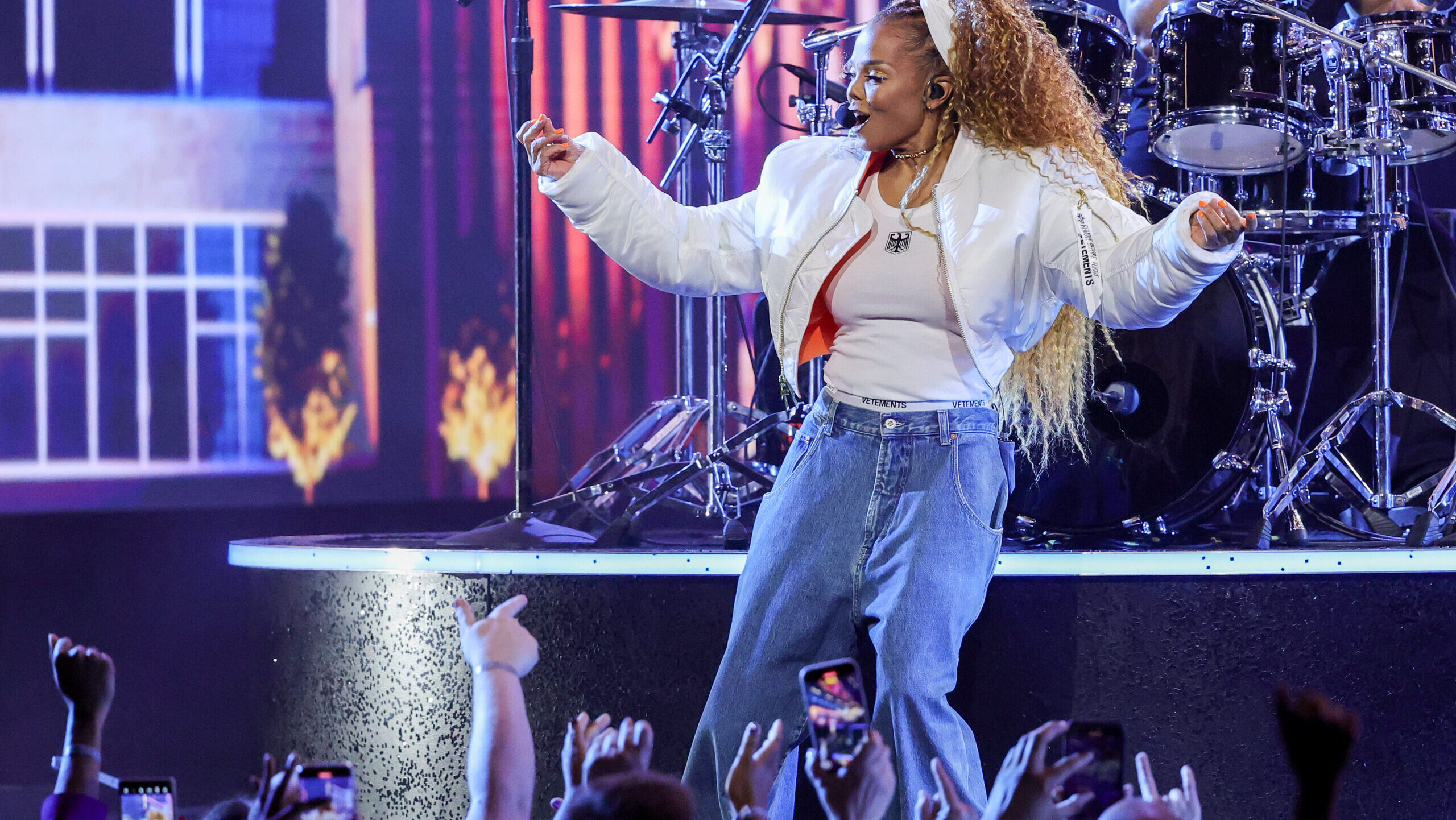 Janet Jackson receives Icon Award, performs on TV for the first time in ...